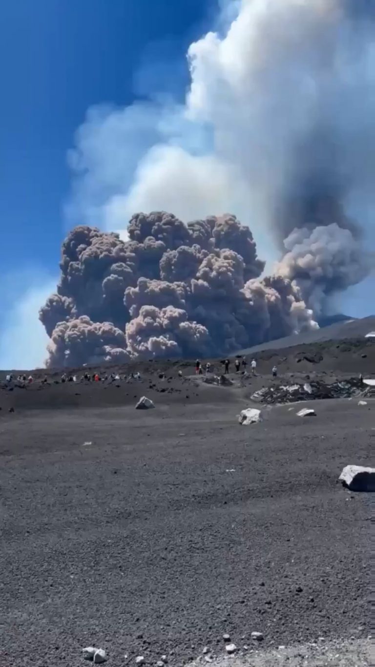 MASSIVE VOLCANO ERUPTION IN ITALY Tourist seen running to safety. 🌋 ...